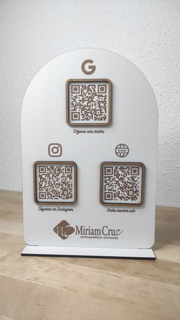 Códigos QR personalizados en madera | Blog y noticias sobre bisutería